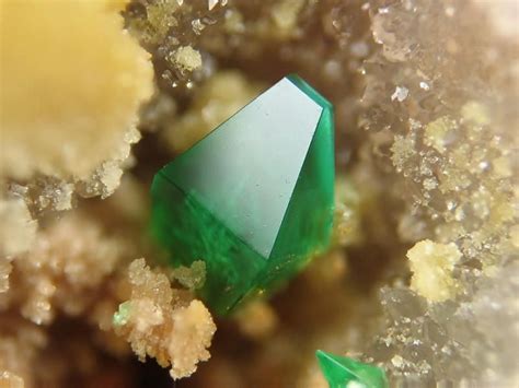 Камни Михаила Лейкума | Mineralien und edelsteine, Mineralien ...