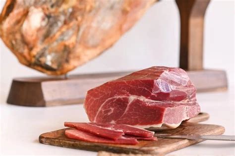 Купить вяленый окорок, хамон, пармскую ветчину оптом и в розницу