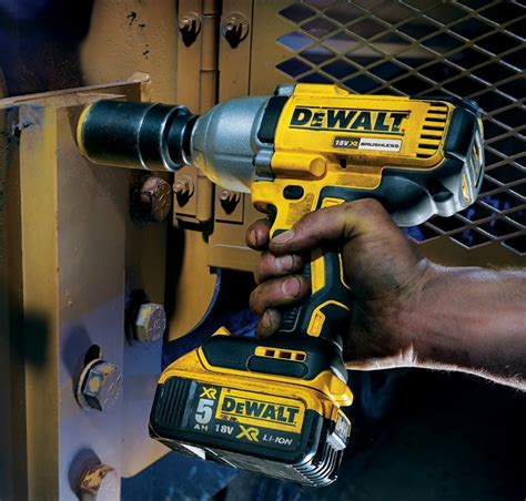 DeWalt XR DCF 899 P2 - Pistol de impact cu 2 acumulatori Li-Ion