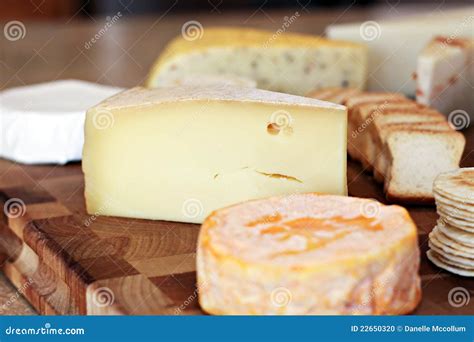 сыр доски стоковое фото. изображение насчитывающей диск - 22650320