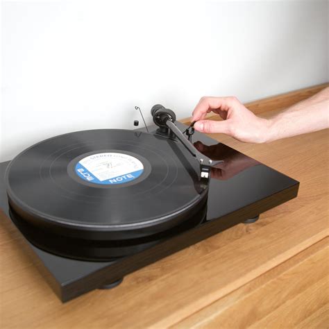 Pro-Ject Debut Carbon EVO 2M Red - Turntable | AVStore