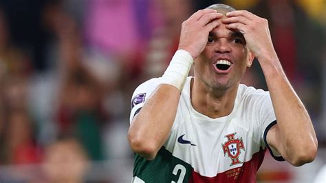 WM 2022: Portugals Pepe bricht sich gegen Marokko den Arm | Fußball ...