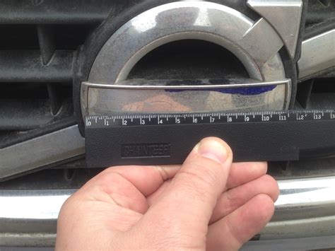 Замена эмлемы решетки радиатора — Volvo S40 (2G), 2 л, 2010 года ...