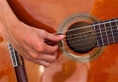 Постановка правой руки на гитаре. Правила и рекомендации - GuitarGrad