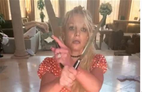Britney Spears dances with knives in new video - One News Page VIDEO