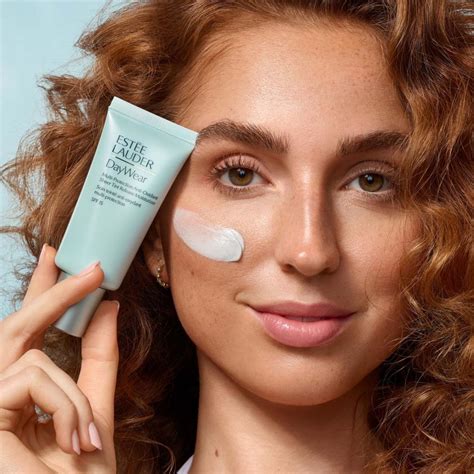 Estée Lauder DayWear Sheer Tint Moisturizer SPF 15 50 ml | lyko.com