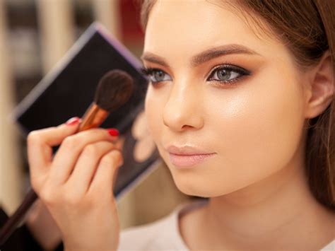Highlighter auftragen: [9 Tipps] für den Glowy Look | freundin.de