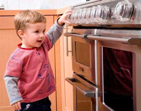 Безопасность детей на кухне: чем занять ребенка пока мама готовит