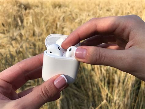 Сравнение первого и второго поколения Apple AirPods