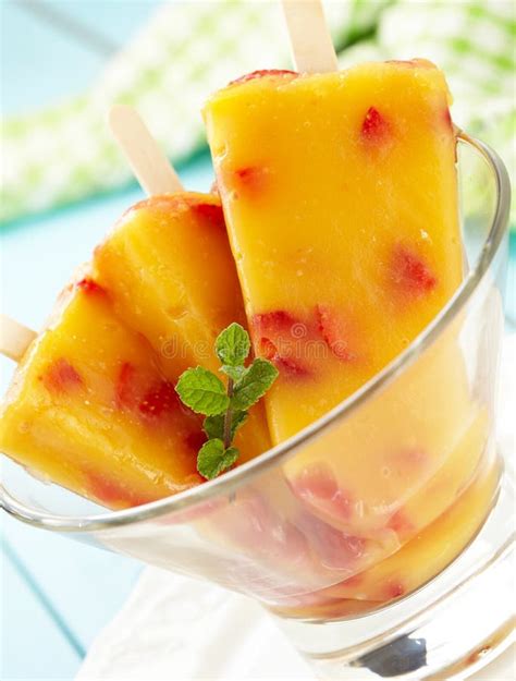 Мороженое Манго-персика с клубникой Стоковое Изображение - изображение ...