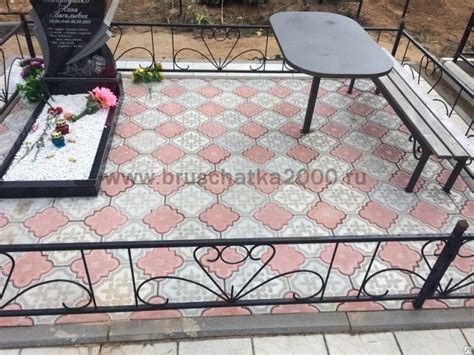 Укладка тротуарной плитки на могиле в Туле