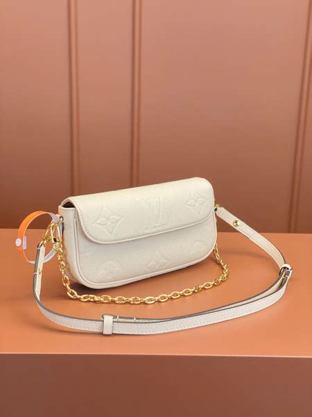 Louis Vuitton Клатч - купить с доставкой по выгодным ценам в интернет ...