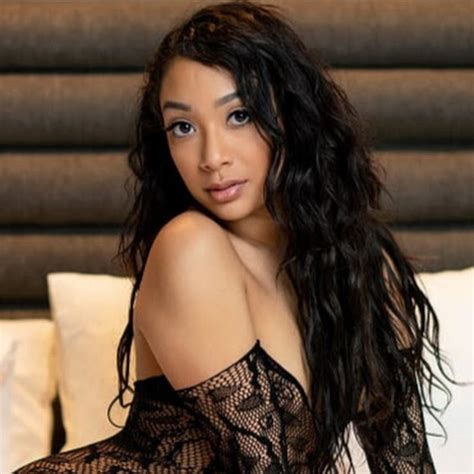 Sarah Lace's Biography, Wiki, Net Worth, Husband, Family Background, Hot Photos, Measurement ...
