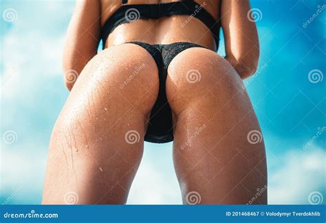 性感迷人的年轻女人. 她穿着性感性感内衣. 在spa中放松身心. 性感的女性穿着内衣 库存图片 - 图片 包括有 二赖子, 巨大: 201468467