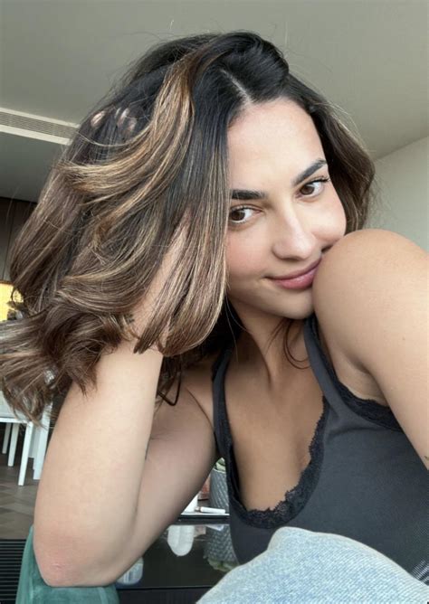 Mia : r/sidegirlies