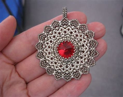 Кулоны ажурные - Классика жанра | Beaded jewelry patterns, Bead work ...