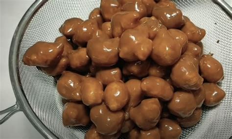 Два стакана муки и сахарный сироп: жарим десерт вкуснее торта за минуту