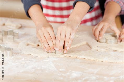 kinder stechen plätzchen aus Stock Photo | Adobe Stock