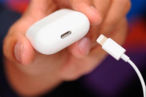 Для чего кнопка на чехле Airpods?