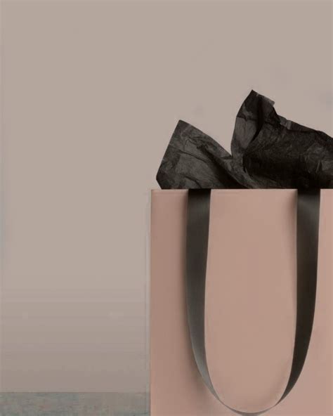 Розовый пакет mockup | Perfume scents, Small business packaging ...