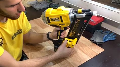 Нейлер DeWalt DCN692 | Аккумуляторный гвоздезабивной пистолет от Деволт ...