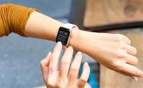 Часы apple watch на руке у девушки - 97 фото