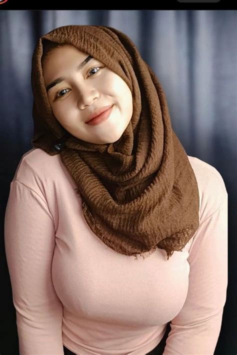 Pin oleh AriA di Menonjol..... | High street fashion, Wanita cantik, Gaya hijab