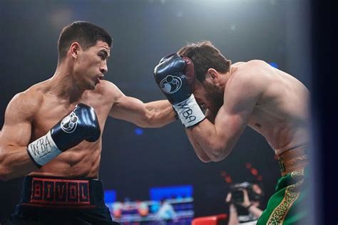 Бивол победил Саламова и защитил титул чемпиона мира WBA
