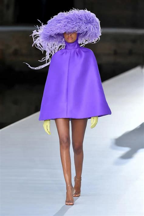 Пышные шляпы, бальные платья и длинные перчатки в коллекции Valentino ...