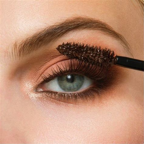 Maybelline: история бренда, логотип, страна-производитель косметики