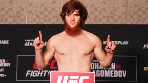 Шара Буллет вышел с флагом России на бой UFC 308 - Sport24