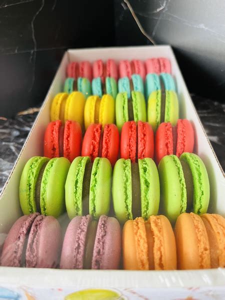 Макаруны пирожные миндальные 24 штуки - купить с доставкой по выгодным ...