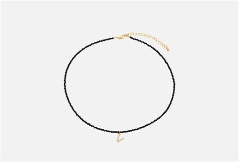 Attribute Shop Колье из шпинели с буквой V с цирконами золотистое 1 шт ...
