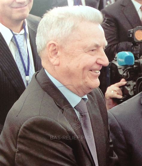 Бронзовый портретный барельеф на памятник