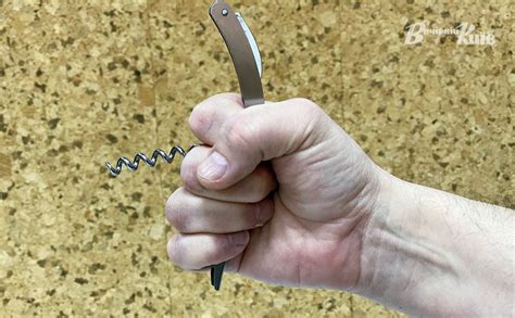 На Київщині затримали ревнивця, який ледь не заколов суперника штопором ...