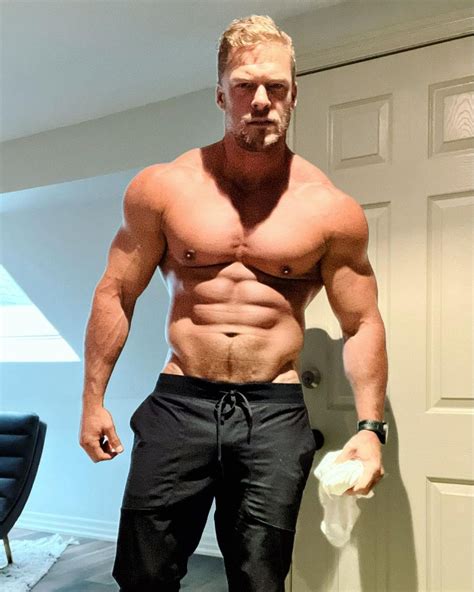 Alan Ritchson Shows off His Jacked Physique Ahead of 'Reacher' Season ...