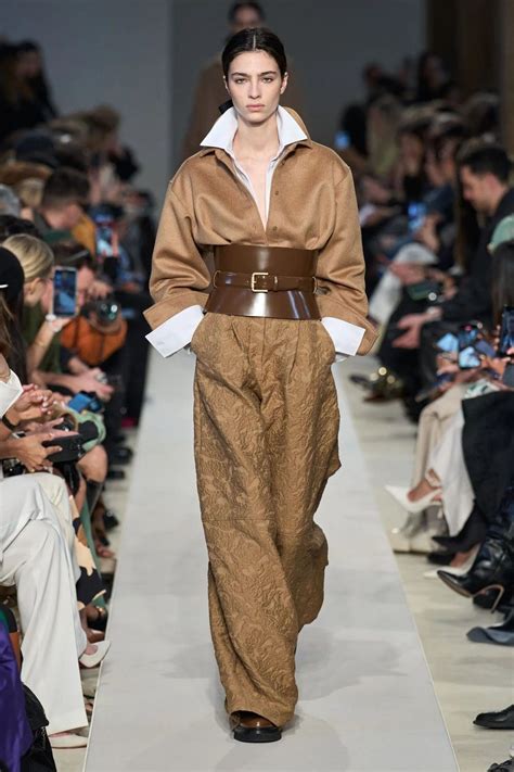 Max Mara Fall Winter 2023-2024 - RUNWAY MAGAZINE ® Official