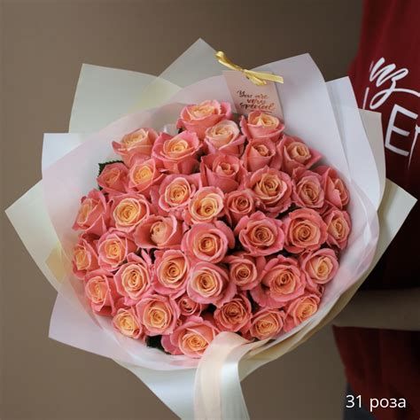 Букет из 31 персиковой розы — Мир цветов