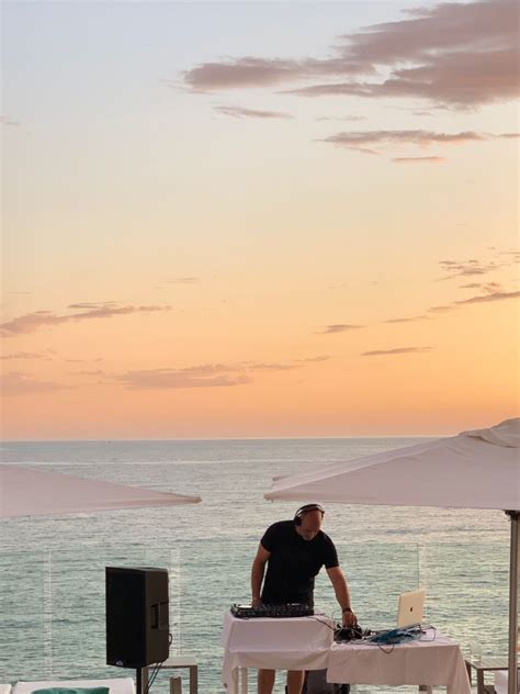 DJ playing over water | Australien urlaub, Urlaub, Vision board