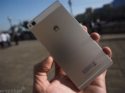 Huawei официально представила свой флагманский смартфон P8