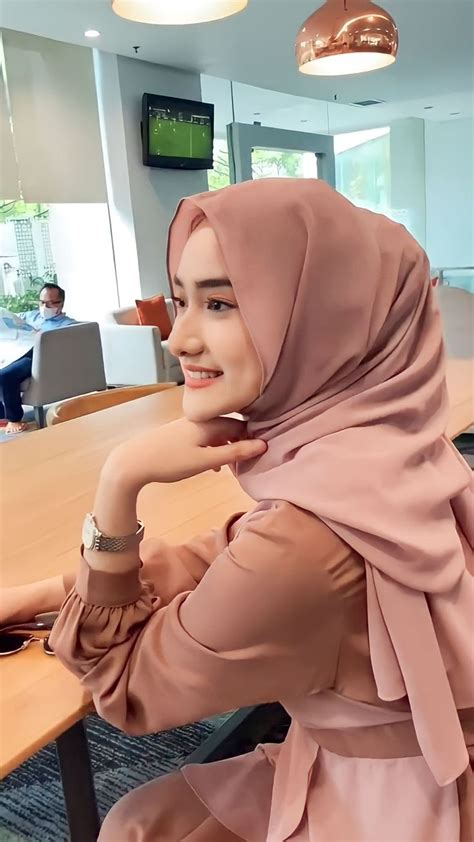 Pin oleh Cellina di Cewe hijab | Model pakaian hijab, Gaya hijab, Wanita
