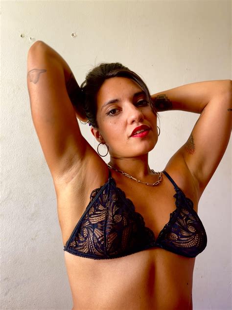 surrender to my feet and worship my armpits, little one : r/armpitfetish