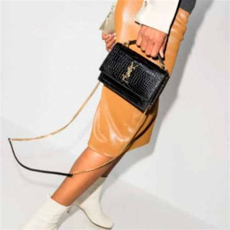 Черная сумка YSL Sunset с тиснением и золотистой фурнитурой