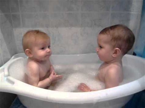 Дети купаются в ванной. Children bathe. - YouTube