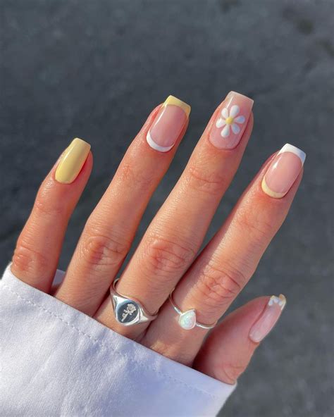 35 Bright and Beautiful Yellow Nail Designs – May the Ray