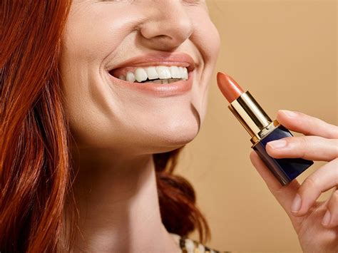 Kultowe kolory pomadek nude - Świat kosmetyków