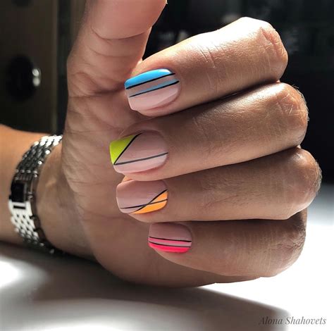 Неоновый маникюр Геометрия на ногтях | Nail manicure, Diy nails, Short ...