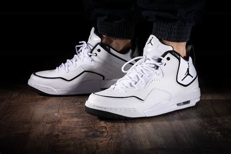 NIKE AIR JORDAN COURTSIDE 23 WHITE BLACK pro €110,00 | kicksmaniac.com