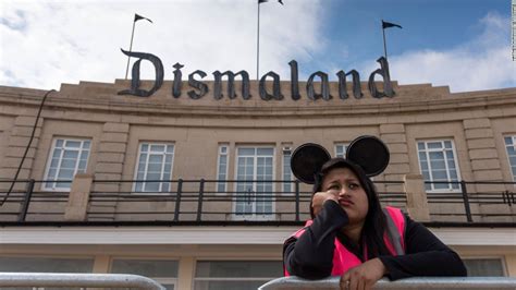 Парк, который построил Бэнкси: в Англии открылся Dismaland