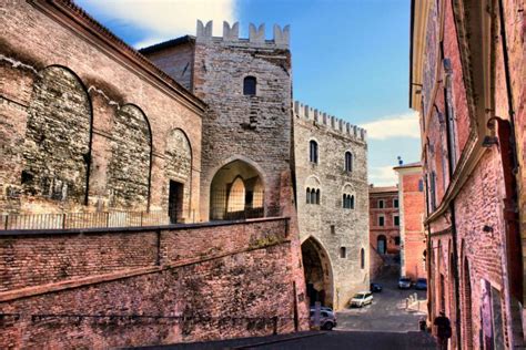 Fabriano+in+un+tour+artistico Market Garden, Plant Nursery, Hilltop ...